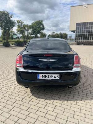 Black Chrysler 300C 2013 in Alytus, with an engine capacity of 3.60 L and mileage of 400 thousand km for 8200 €, photo 7 on AUTOMOTO.COM.LV