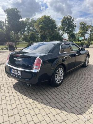 Black Chrysler 300C 2013 in Alytus, with an engine capacity of 3.60 L and mileage of 400 thousand km for 8200 €, photo 8 on AUTOMOTO.COM.LV