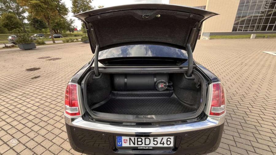 Black Chrysler 300C 2013 in Alytus, with an engine capacity of 3.60 L and mileage of 400 thousand km for 8200 €, photo 10 on AUTOMOTO.COM.LV