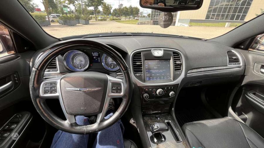 Black Chrysler 300C 2013 in Alytus, with an engine capacity of 3.60 L and mileage of 400 thousand km for 8200 €, photo 12 on AUTOMOTO.COM.LV