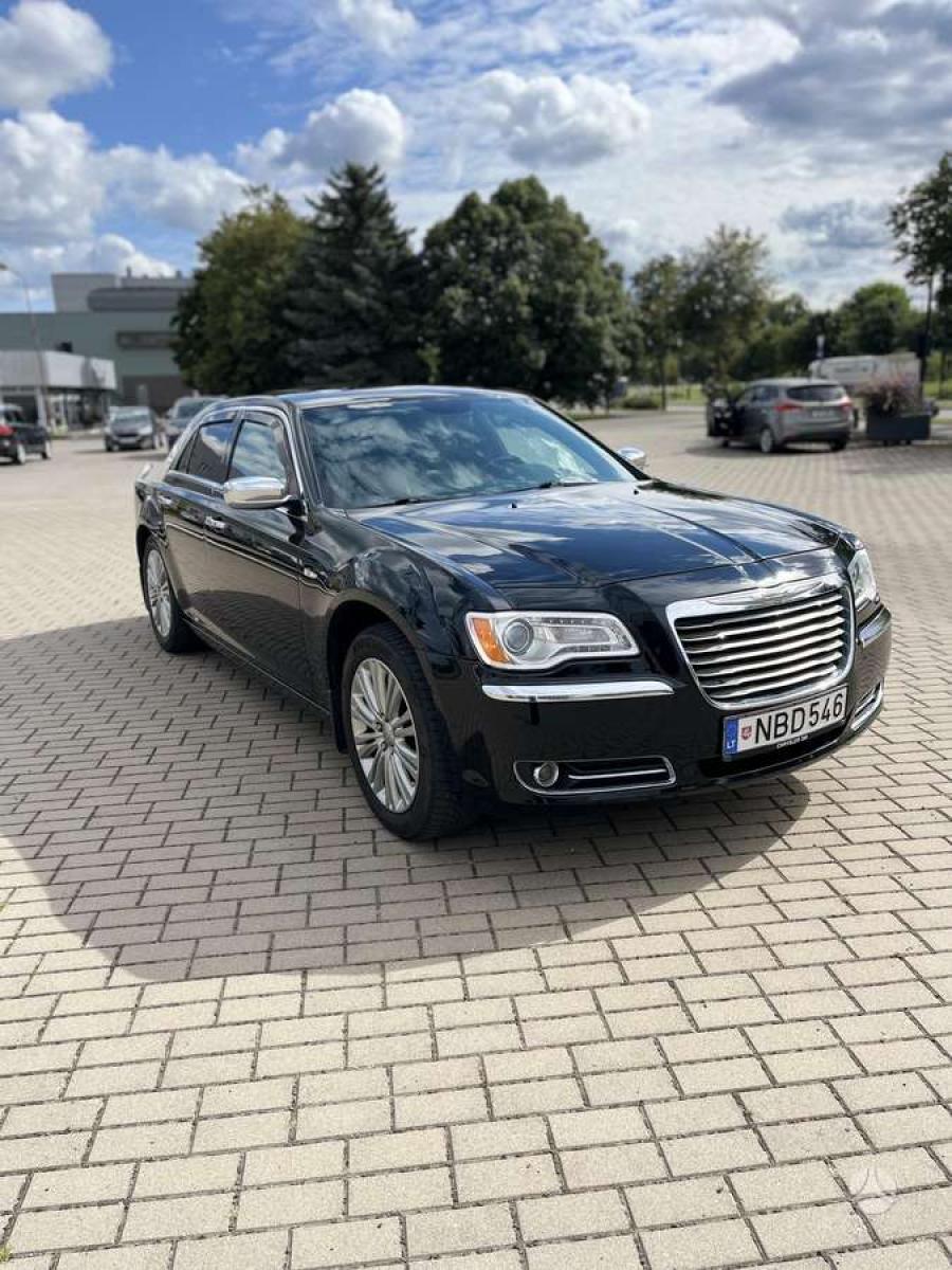 Melns Chrysler 300C 2013 Alīta, ar dzinēja tilpumu 3.60 L un nobraukumu 400 tūkst. km par 8200 €, foto 1 vietnē AUTOMOTO.COM.LV