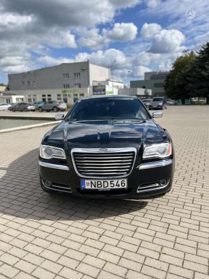 Melns Chrysler 300C 2013 Alīta, ar dzinēja tilpumu 3.60 L un nobraukumu 400 tūkst. km par 8200 €, foto 3 vietnē AUTOMOTO.COM.LV