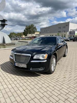Melns Chrysler 300C 2013 Alīta, ar dzinēja tilpumu 3.60 L un nobraukumu 400 tūkst. km par 8200 €, foto 4 vietnē AUTOMOTO.COM.LV