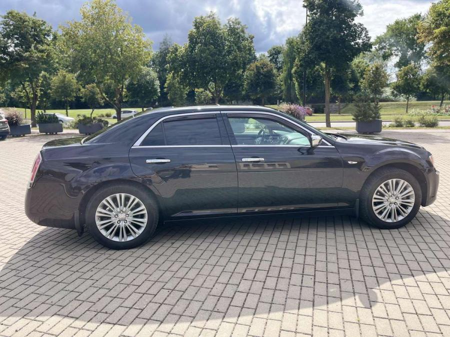 Melns Chrysler 300C 2013 Alīta, ar dzinēja tilpumu 3.60 L un nobraukumu 400 tūkst. km par 8200 €, foto 9 vietnē AUTOMOTO.COM.LV
