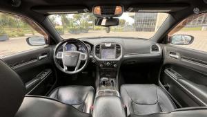 Melns Chrysler 300C 2013 Alīta, ar dzinēja tilpumu 3.60 L un nobraukumu 400 tūkst. km par 8200 €, foto 13 vietnē AUTOMOTO.COM.LV