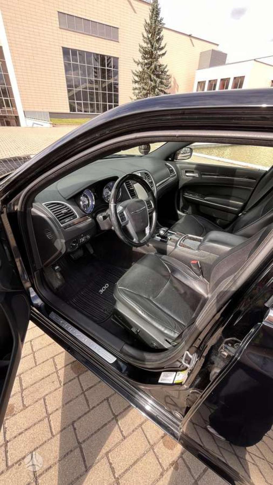 Melns Chrysler 300C 2013 Alīta, ar dzinēja tilpumu 3.60 L un nobraukumu 400 tūkst. km par 8200 €, foto 14 vietnē AUTOMOTO.COM.LV