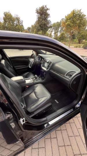 Melns Chrysler 300C 2013 Alīta, ar dzinēja tilpumu 3.60 L un nobraukumu 400 tūkst. km par 8200 €, foto 17 vietnē AUTOMOTO.COM.LV