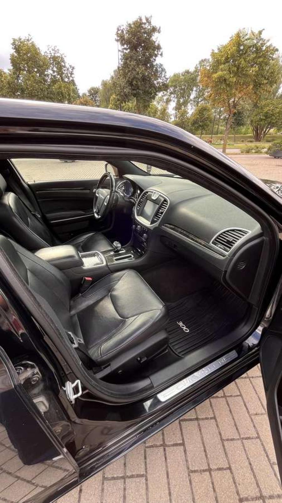 Melns Chrysler 300C 2013 Alīta, ar dzinēja tilpumu 3.60 L un nobraukumu 400 tūkst. km par 8200 €, foto 17 vietnē AUTOMOTO.COM.LV