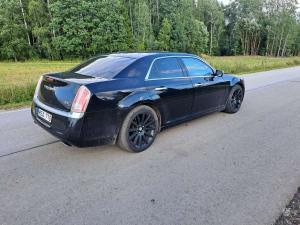 Black Chrysler 300C 2013 in Mazeikiai, with an engine capacity of 3.60 L and mileage of 267 thousand km for 7650 €, photo 4 on AUTOMOTO.COM.LV
