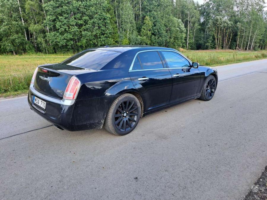 Black Chrysler 300C 2013 in Mazeikiai, with an engine capacity of 3.60 L and mileage of 267 thousand km for 7650 €, photo 4 on AUTOMOTO.COM.LV