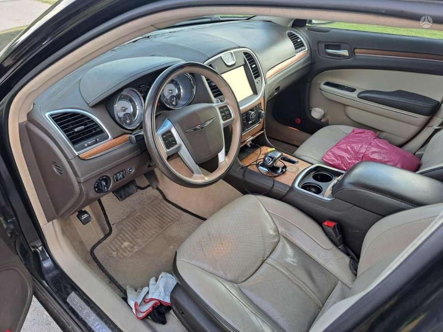 Black Chrysler 300C 2013 in Mazeikiai, with an engine capacity of 3.60 L and mileage of 267 thousand km for 7650 €, photo 5 on AUTOMOTO.COM.LV