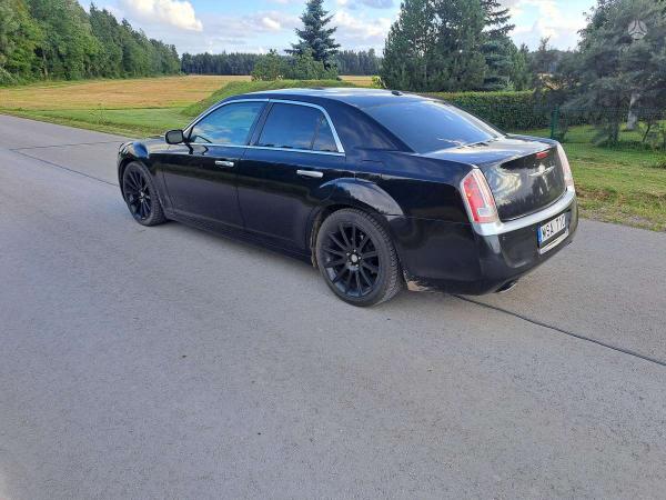 Melns Chrysler 300C 2013 Mažeikiai, ar dzinēja tilpumu 3.60 L un nobraukumu 267 tūkst. km par 7650 €, foto 5 vietnē AUTOMOTO.COM.LV