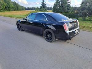 Black Chrysler 300C 2013 in Mazeikiai, with an engine capacity of 3.60 L and mileage of 267 thousand km for 7650 €, photo 6 on AUTOMOTO.COM.LV