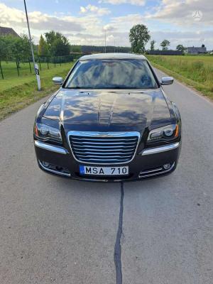 Black Chrysler 300C 2013 in Mazeikiai, with an engine capacity of 3.60 L and mileage of 267 thousand km for 7650 €, photo 7 on AUTOMOTO.COM.LV