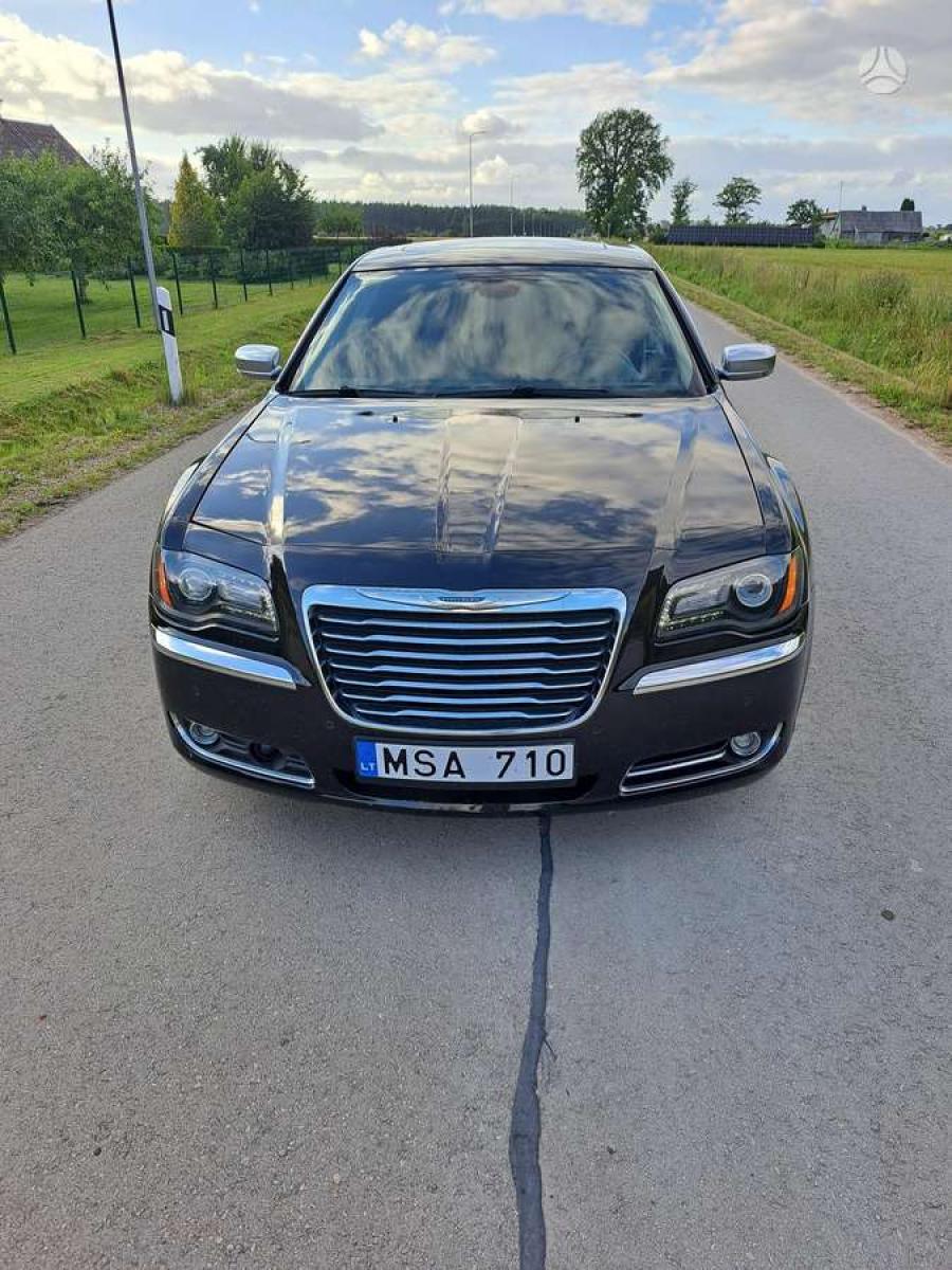 Black Chrysler 300C 2013 in Mazeikiai, with an engine capacity of 3.60 L and mileage of 267 thousand km for 7650 €, photo 7 on AUTOMOTO.COM.LV