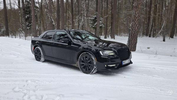 Melns Chrysler 300C 2015 Viļņa, ar dzinēja tilpumu 3.60 L un nobraukumu 94 tūkst. km par 13950 €, foto 3 vietnē AUTOMOTO.COM.LV