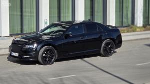 Black Chrysler 300C 2015 in Vilnius, with an engine capacity of 3.60 L and mileage of 102 thousand km for 13500 €, photo 2 on AUTOMOTO.COM.LV
