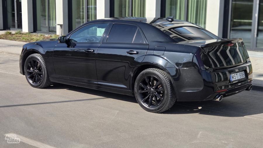 Black Chrysler 300C 2015 in Vilnius, with an engine capacity of 3.60 L and mileage of 102 thousand km for 13500 €, photo 3 on AUTOMOTO.COM.LV