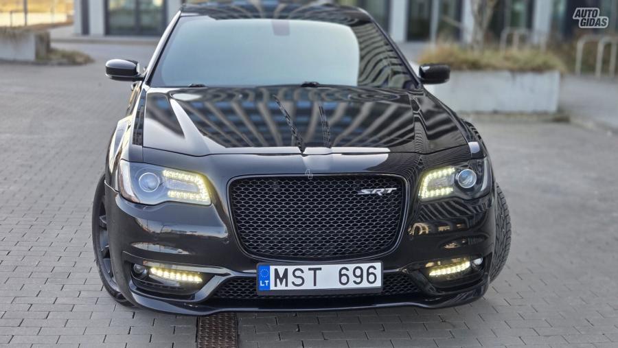 Black Chrysler 300C 2015 in Vilnius, with an engine capacity of 3.60 L and mileage of 102 thousand km for 13500 €, photo 4 on AUTOMOTO.COM.LV