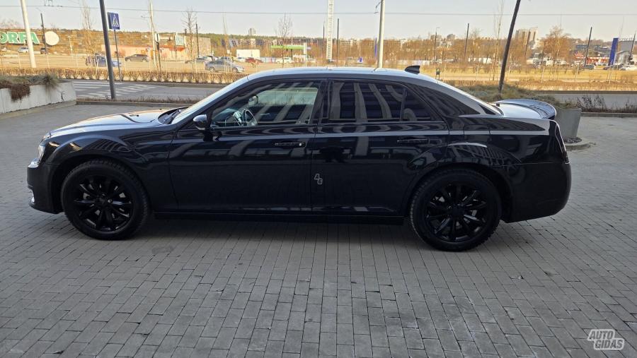 Black Chrysler 300C 2015 in Vilnius, with an engine capacity of 3.60 L and mileage of 102 thousand km for 13500 €, photo 8 on AUTOMOTO.COM.LV