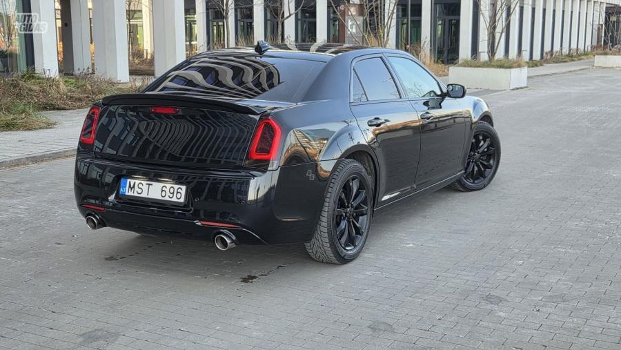 Black Chrysler 300C 2015 in Vilnius, with an engine capacity of 3.60 L and mileage of 102 thousand km for 13500 €, photo 15 on AUTOMOTO.COM.LV