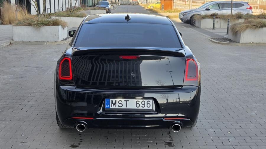 Black Chrysler 300C 2015 in Vilnius, with an engine capacity of 3.60 L and mileage of 102 thousand km for 13500 €, photo 16 on AUTOMOTO.COM.LV