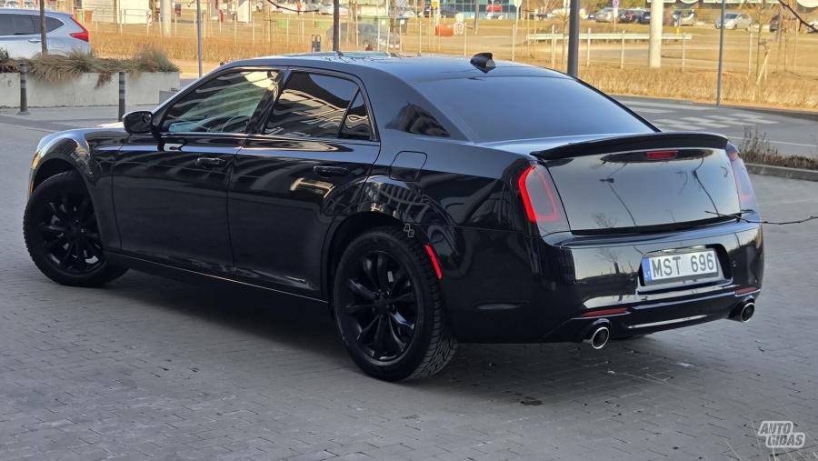 Black Chrysler 300C 2015 in Vilnius, with an engine capacity of 3.60 L and mileage of 102 thousand km for 13500 €, photo 17 on AUTOMOTO.COM.LV