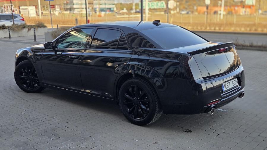 Black Chrysler 300C 2015 in Vilnius, with an engine capacity of 3.60 L and mileage of 102 thousand km for 13500 €, photo 18 on AUTOMOTO.COM.LV