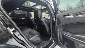 Black Chrysler 300C 2015 in Vilnius, with an engine capacity of 3.60 L and mileage of 102 thousand km for 13500 €, photo 20 on AUTOMOTO.COM.LV