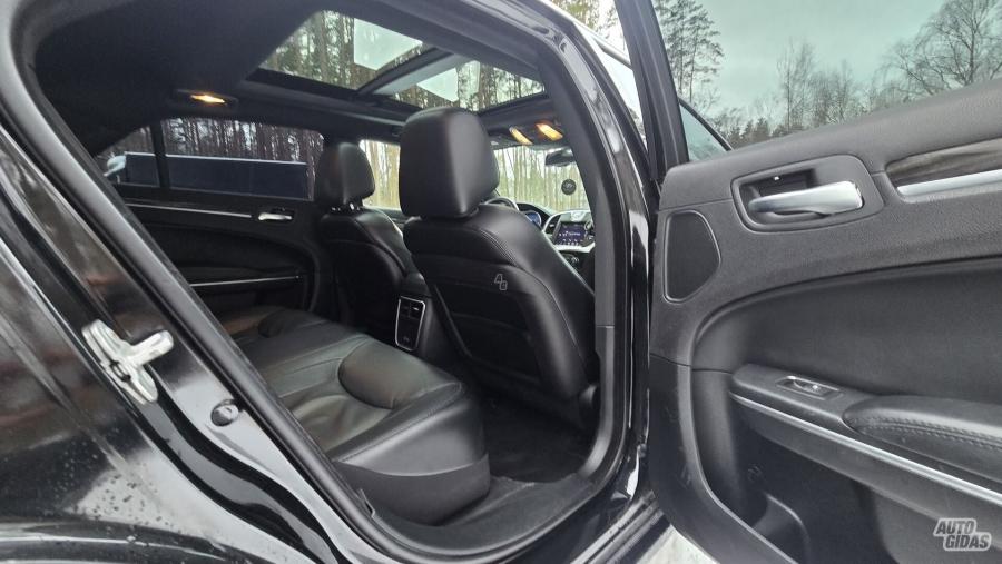Black Chrysler 300C 2015 in Vilnius, with an engine capacity of 3.60 L and mileage of 102 thousand km for 13500 €, photo 20 on AUTOMOTO.COM.LV