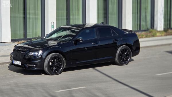 Melns Chrysler 300C 2015 Viļņa, ar dzinēja tilpumu 3.60 L un nobraukumu 102 tūkst. km par 13500 €, foto 2 vietnē AUTOMOTO.COM.LV