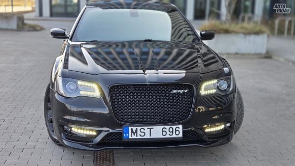 Melns Chrysler 300C 2015 Viļņa, ar dzinēja tilpumu 3.60 L un nobraukumu 102 tūkst. km par 13500 €, foto 4 vietnē AUTOMOTO.COM.LV