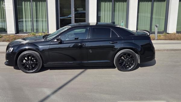 Melns Chrysler 300C 2015 Viļņa, ar dzinēja tilpumu 3.60 L un nobraukumu 102 tūkst. km par 13500 €, foto 5 vietnē AUTOMOTO.COM.LV