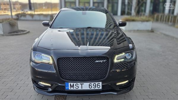 Melns Chrysler 300C 2015 Viļņa, ar dzinēja tilpumu 3.60 L un nobraukumu 102 tūkst. km par 13500 €, foto 6 vietnē AUTOMOTO.COM.LV