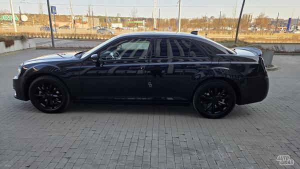 Melns Chrysler 300C 2015 Viļņa, ar dzinēja tilpumu 3.60 L un nobraukumu 102 tūkst. km par 13500 €, foto 8 vietnē AUTOMOTO.COM.LV