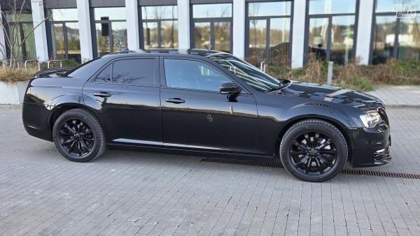 Melns Chrysler 300C 2015 Viļņa, ar dzinēja tilpumu 3.60 L un nobraukumu 102 tūkst. km par 13500 €, foto 9 vietnē AUTOMOTO.COM.LV