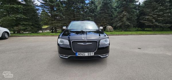 Черный Крайслер 300C 2017 в Шяуляй, объемом двигателя 3.60 л и пробегом 130 тыс. км за 12000 €, фото 2 на AUTOMOTO.COM.LV