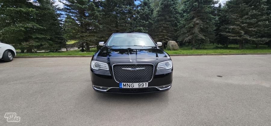 Black Chrysler 300C 2017 in Siauliai, with an engine capacity of 3.60 L and mileage of 130 thousand km for 12000 €, photo 3 on AUTOMOTO.COM.LV