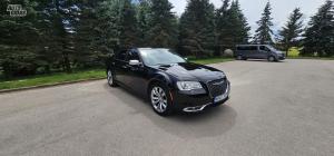 Black Chrysler 300C 2017 in Siauliai, with an engine capacity of 3.60 L and mileage of 130 thousand km for 12000 €, photo 4 on AUTOMOTO.COM.LV