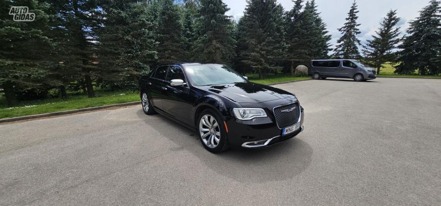 Black Chrysler 300C 2017 in Siauliai, with an engine capacity of 3.60 L and mileage of 130 thousand km for 12000 €, photo 4 on AUTOMOTO.COM.LV