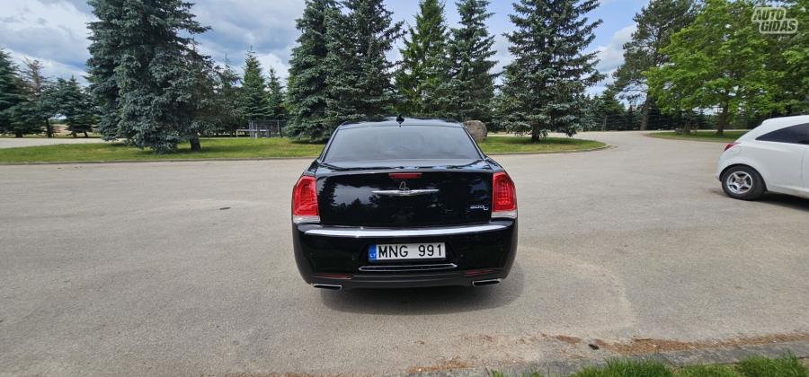 Black Chrysler 300C 2017 in Siauliai, with an engine capacity of 3.60 L and mileage of 130 thousand km for 12000 €, photo 7 on AUTOMOTO.COM.LV