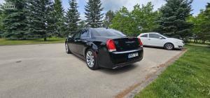 Black Chrysler 300C 2017 in Siauliai, with an engine capacity of 3.60 L and mileage of 130 thousand km for 12000 €, photo 8 on AUTOMOTO.COM.LV