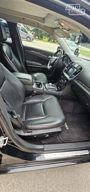 Black Chrysler 300C 2017 in Siauliai, with an engine capacity of 3.60 L and mileage of 130 thousand km for 12000 €, photo 10 on AUTOMOTO.COM.LV