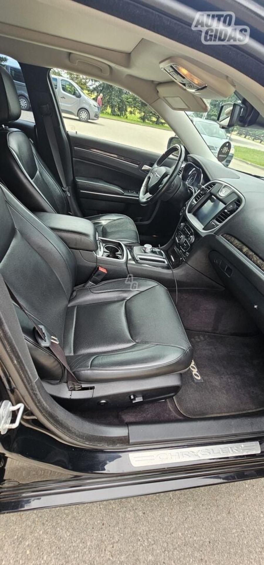 Black Chrysler 300C 2017 in Siauliai, with an engine capacity of 3.60 L and mileage of 130 thousand km for 12000 €, photo 10 on AUTOMOTO.COM.LV