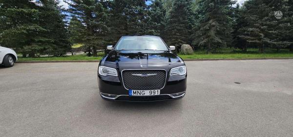 Black Chrysler 300C 2017 in Siauliai, with an engine capacity of 3.60 L and mileage of 130 thousand km for 12000 €, photo 2 on AUTOMOTO.COM.LV