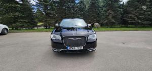 Black Chrysler 300C 2017 in Siauliai, with an engine capacity of 3.60 L and mileage of 130 thousand km for 12000 €, photo 3 on AUTOMOTO.COM.LV