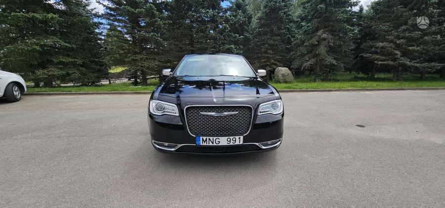 Black Chrysler 300C 2017 in Siauliai, with an engine capacity of 3.60 L and mileage of 130 thousand km for 12000 €, photo 3 on AUTOMOTO.COM.LV