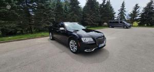 Black Chrysler 300C 2017 in Siauliai, with an engine capacity of 3.60 L and mileage of 130 thousand km for 12000 €, photo 4 on AUTOMOTO.COM.LV