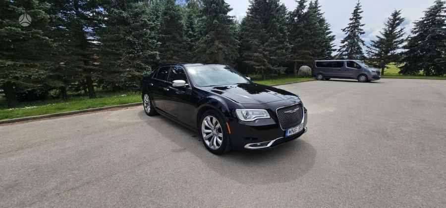 Black Chrysler 300C 2017 in Siauliai, with an engine capacity of 3.60 L and mileage of 130 thousand km for 12000 €, photo 4 on AUTOMOTO.COM.LV
