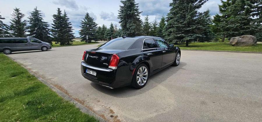 Black Chrysler 300C 2017 in Siauliai, with an engine capacity of 3.60 L and mileage of 130 thousand km for 12000 €, photo 6 on AUTOMOTO.COM.LV